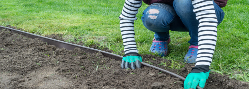 Create lawn edge in the garden - Master Mark : Master Mark